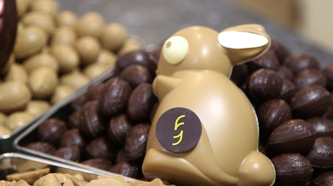 Immersion dans l'atelier du chocolatier Gregory Ferret - La télé de l ...